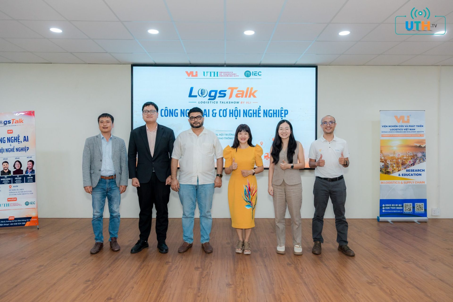 LogsTalk số 01: Công nghệ, AI và Cơ hội nghề nghiệp - Khởi đầu cho hành ...